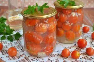 Top 6 Ryseitiau Delicious Tun Tomato gyda Garlleg ar gyfer y Gaeaf