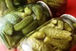 শীতকালীন nostalgia জন্য মরিচযুক্ত cucumbers জন্য ধাপে ধাপে রেসিপি