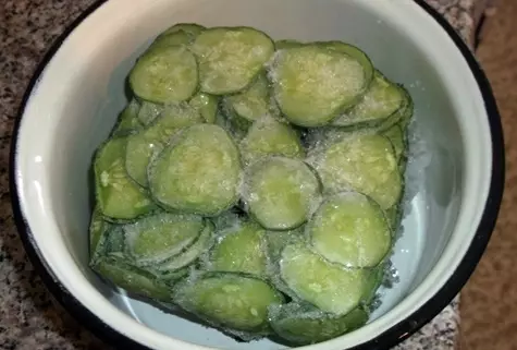 rozmrazte uhorky v miske