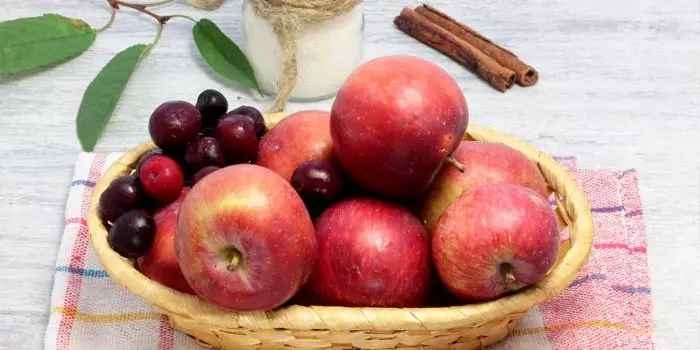 Kompot wiśni i jabłek