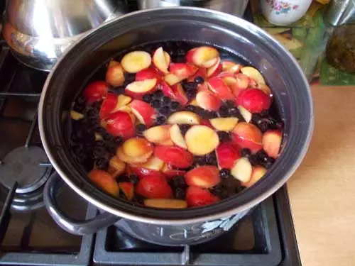 Cherry na apụl compote