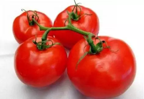 Katarine rajčice na stolu