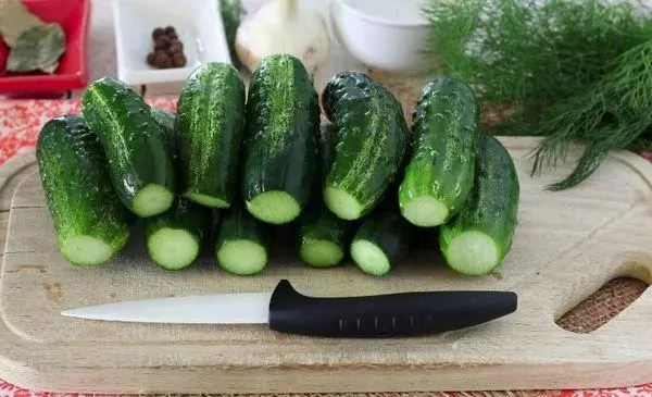 Cucumbers le haghaidh salainn