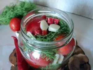 16 labākās receptes marinētu asu tomātu izgatavošanai ziemā