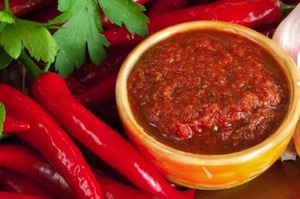 I-Adzhika evela kwi-peppers