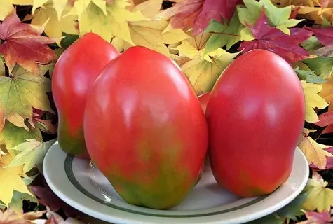 Awọn tomati ati awọn leaves