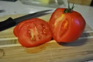 Χαρακτηριστικά και περιγραφή της ποικιλίας της ντομάτας, της απόδοσης και της καλλιέργειάς του
