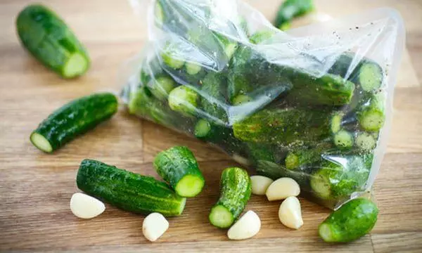 Cucumbers ninu package