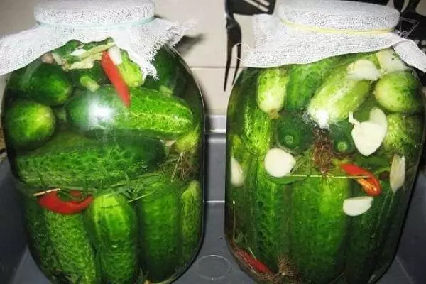 Cucumbers सह jars