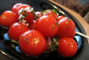 Çalt taýýarlyk sarymsagy pes kelleli alça pomidory üçin resept
