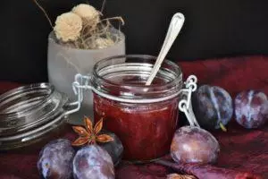 Isinyathelo-by-step iresiphi ye-plum jam ngesinamoni nelamula ebusika