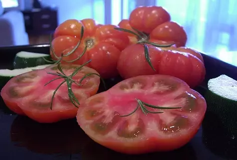 番茄在背景中