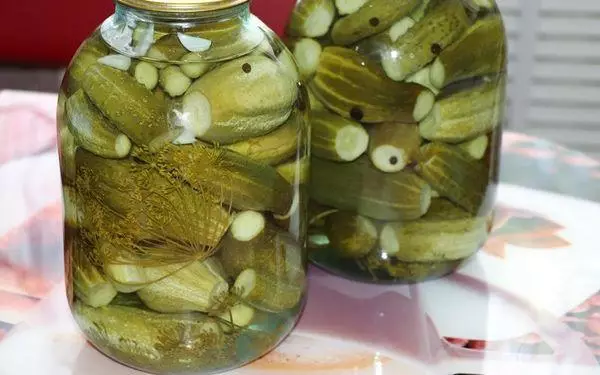 Cucumbers सह jars