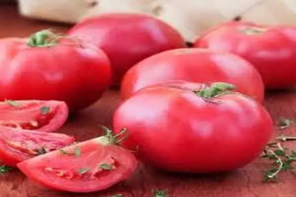 Tomate sur la table