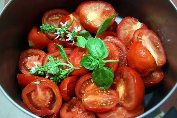 Tomater og basilikum