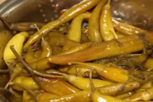 10 Heerlike resepte vir gepekelde akute paprika in Armeens vir die winter, kenmerke van kook en berging