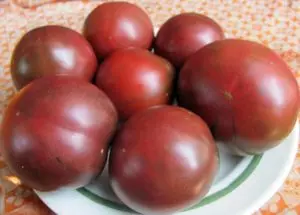 سیاہ ٹماٹر کی سب سے زیادہ مزیدار اقسام کی خصوصیت اور وضاحت