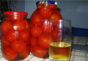 Awọn irugbin ti awọn tomati ninu oje apple fun iwe-aṣẹ ika ọwọ igba otutu