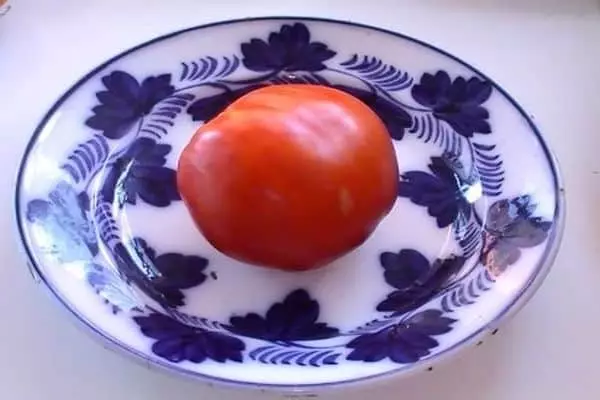 томат на тарілці