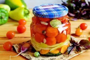Recettes de tomates marinées avec du poivre bulgare doux pour l'hiver