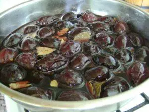 ສູດງ່າຍໆ 3 ອັນດັບສໍາລັບ prinated prunes ສໍາລັບລະດູຫນາວໃນທະນາຄານ