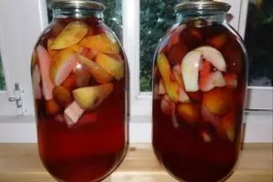 Enkelt kompotering Recept från äpplen och plommon för vintern