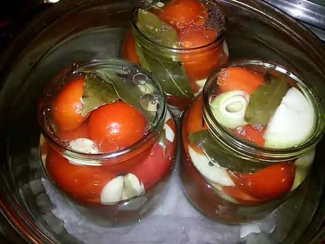 Tomate marinatuak