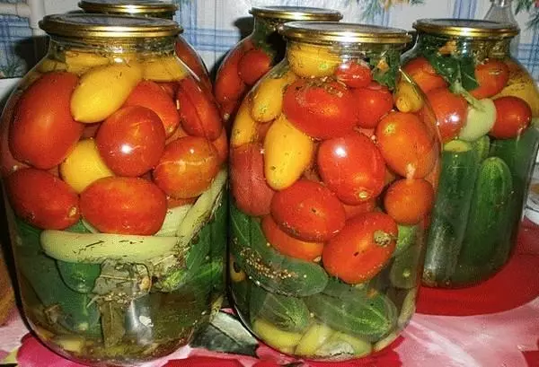 Konservitaj tomatoj kun kukumoj