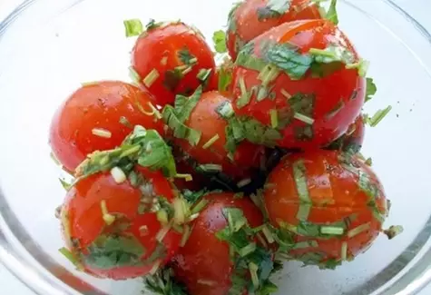 Tomat Cherry sing rendah kanthi sayuran ijo