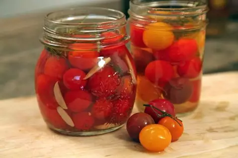 Tomate de cireșe ușoare în bănci