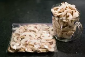 Top 10 retseptid, kuidas külmutada seente talvel külmkapis, säilitamise ajal