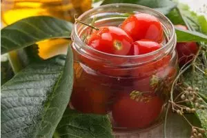 دستور العمل برای برداشتن گوجه فرنگی با دارچین برای زمستان در خانه