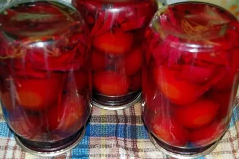 Balang terbalik dengan tomato dan bit