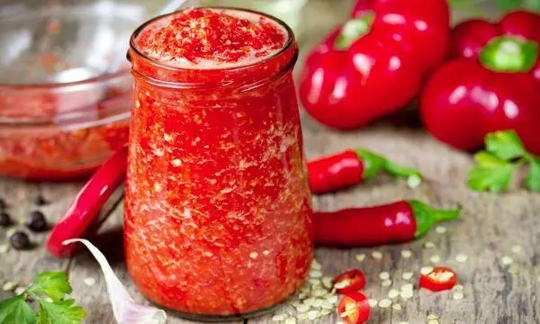 Batomatdan we gyşda pomidordan we sarymsak bişirmek üçin sarymsak: 8 çalt nahar bişirmek 10613_9