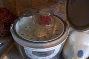 Description of possible ways of sterilizing cans in a slow cooker
