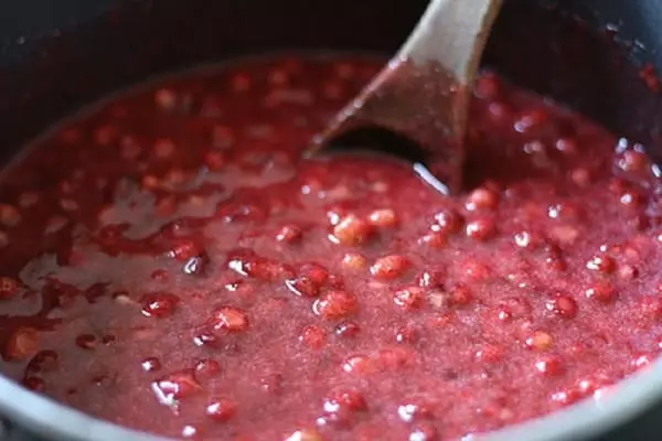 Džem s jagodama u sporim štednjaku