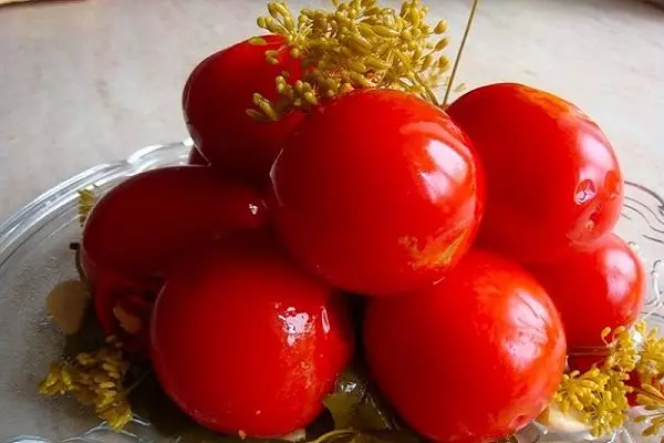 Tomators na may kanela.