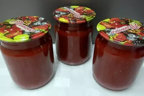 Ketchup ó phlumaí i mbainc ar an mbord
