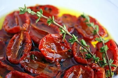Plado de seka tomata ĉerizo