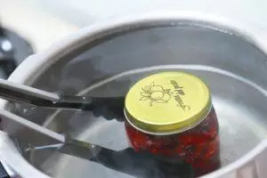 Cara mensterilkan bank dalam panci dengan air sebelum pengalengan