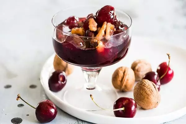 Enostavna recept za kuhanje Jam iz Sweet Cherry za zimo