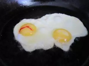 Punca penampilan darah dalam kuning telur dan protein telur ayam, menyelesaikan masalah dan boleh ada