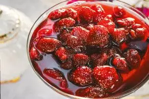 Mapishi zaidi ya 5 bora kwa kupikia jam ya strawberry bila berries ya kupikia