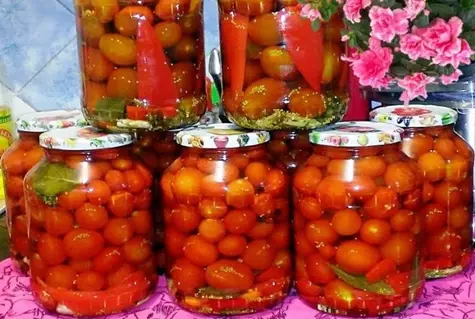 Pomidorai su sėklinėmis garstyčiomis bankuose