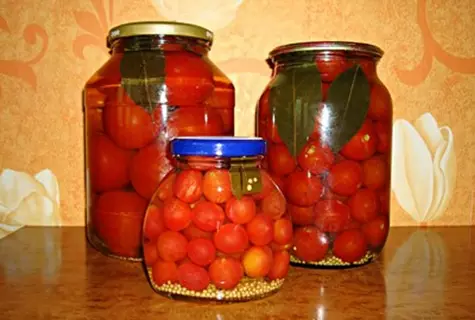 Tomatoes with mustard seeds in the cans on the table