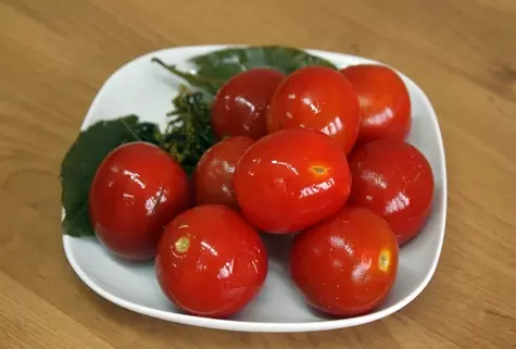 Marinuoti pomidorai plokštelėje