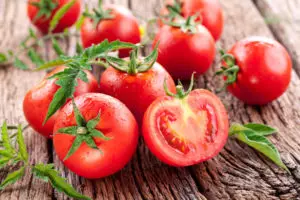 Varietetet më të mira dhe varietale të domate për tokë të hapur dhe serrat e Urals