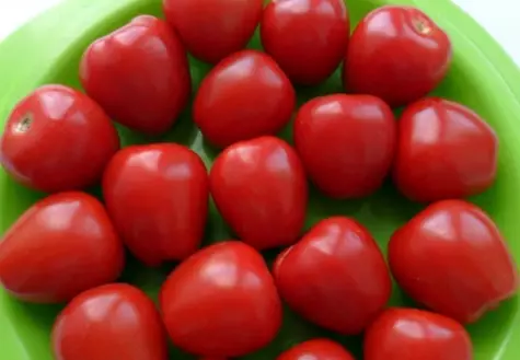 Tomato Strawberry ao anaty vilia iray