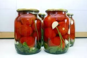 17 Pi bon resèt pou fè marined tomat pou sezon fredi a