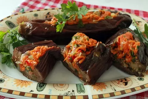 Baklažanai Sauer su morkų žalumynu ir česnaku ant plokštės